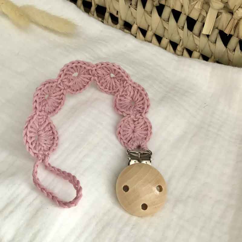Attache-tétine au crochet avec clip en bois faite main en France